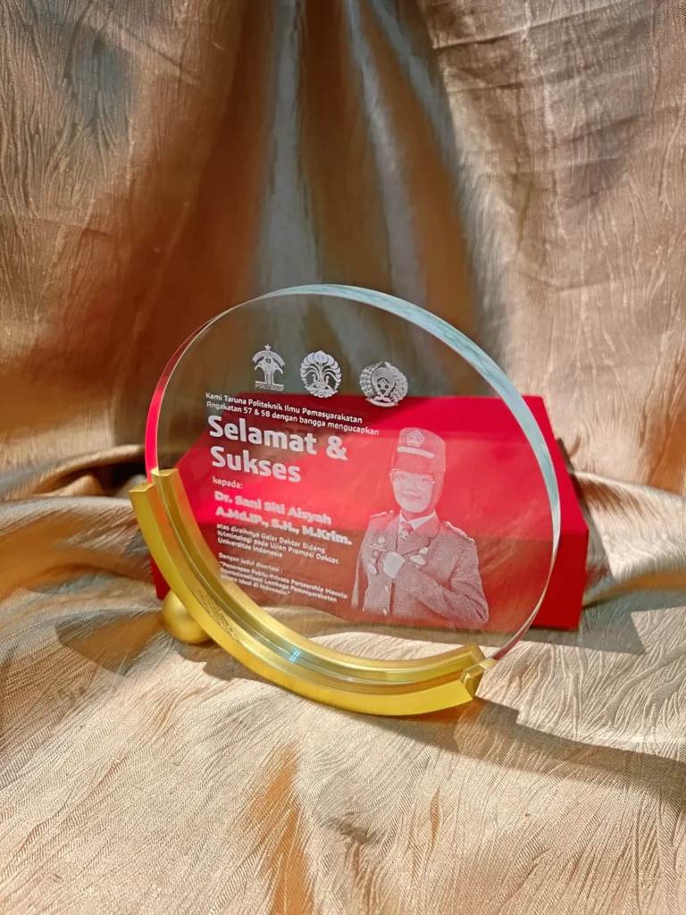 Plakat Kristal Bulat Ucapan Selamat Universitas Indonesia - Solusi ...